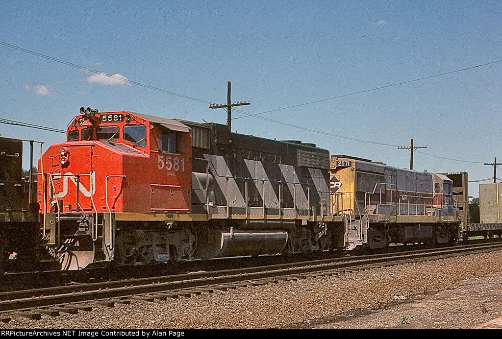 CN GP38-2W 5581 and CR U25B 2571